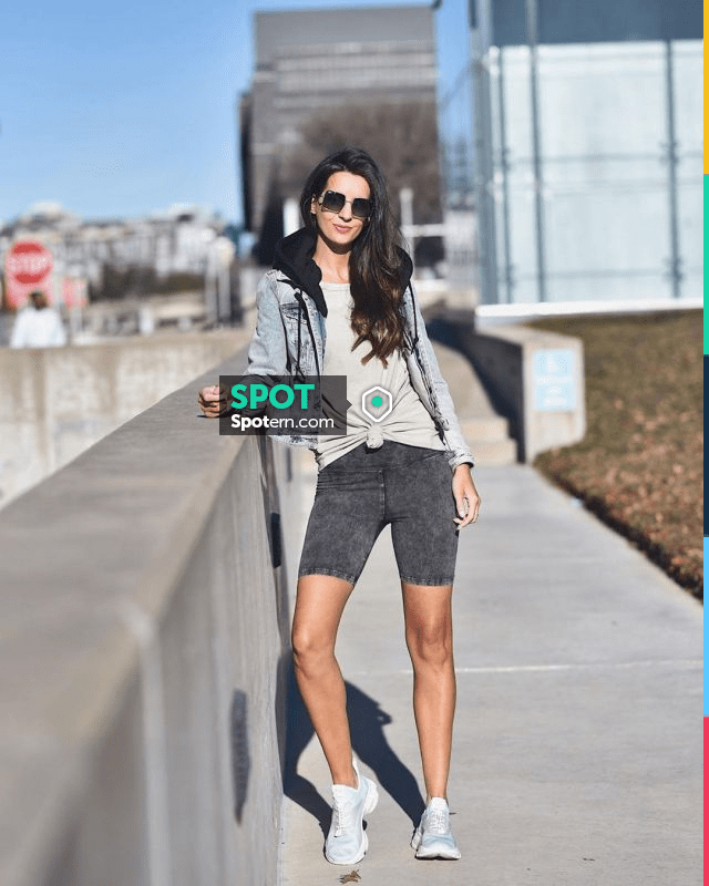 T-Shirt of Jaclyn Ram on the Instagram account @myviewinheels | Spotern
