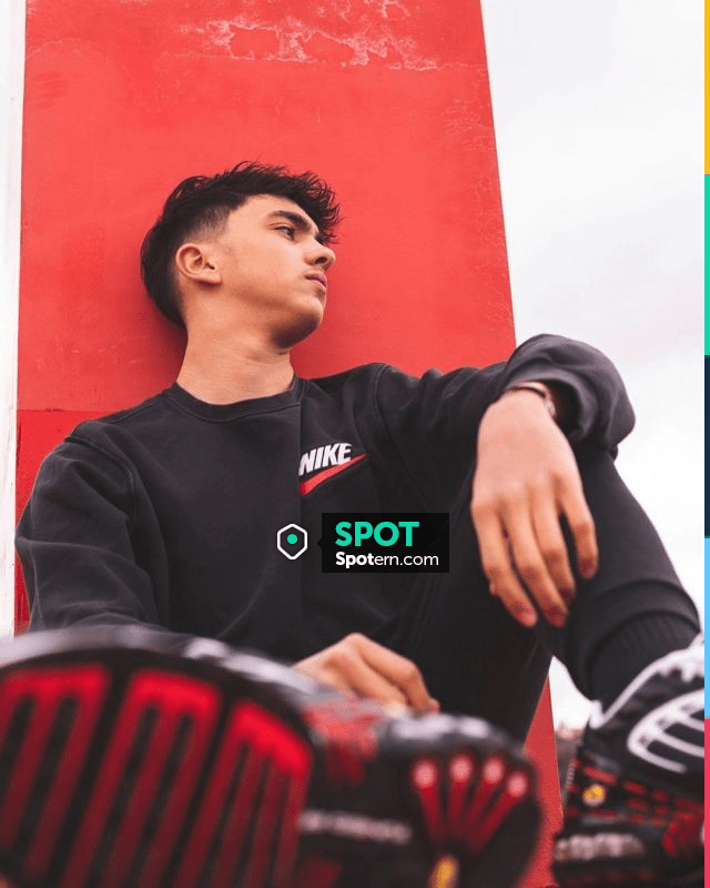 Le sweatshirt crewneck noir Nike x Supreme porté par Inoxtag sur son ...