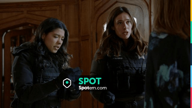 Under Armour black gloves worn by Vanessa Rojas (Lisseth Chavez) in ...