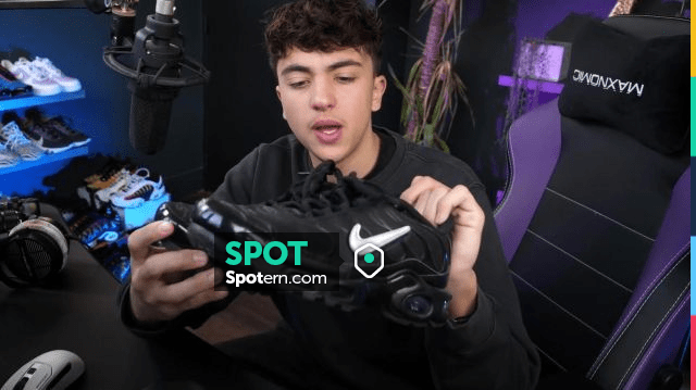 The Nike sneakers black with scratch Inoxtag in its video All my ...
