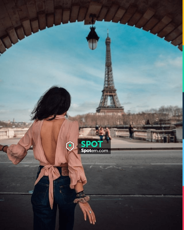 The pink blouse bare back worn by Leeloo on his account Instagram ...