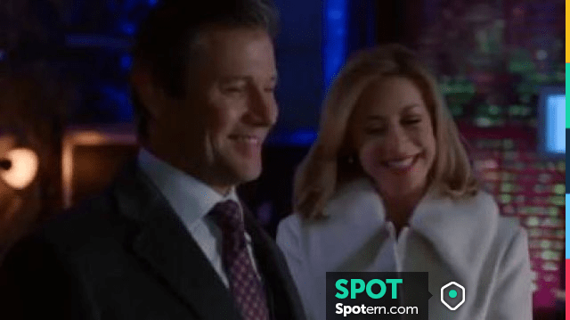 Cream Fur Col­lar Coat worn by Laura Van Kirk (Sharon Lawrence) in ...