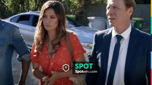 La robe rouge avec imprimés et nœud portée par Chloé (Laëtitia Milot ...