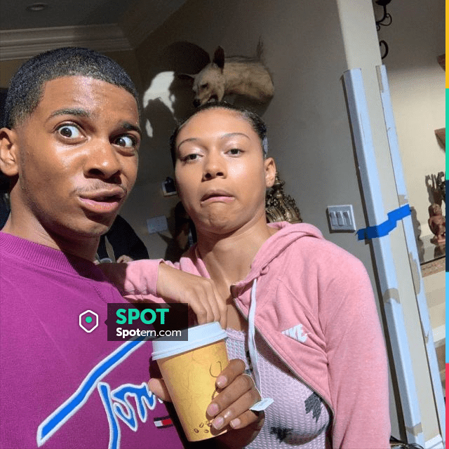 The sweatshirt Tommy jeans burgundy and blue worn by Brett Gray on his ...