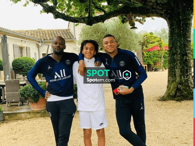 La maillot Nike VaporKnit PSG porté par Kylian Mbappé sur son compte ...