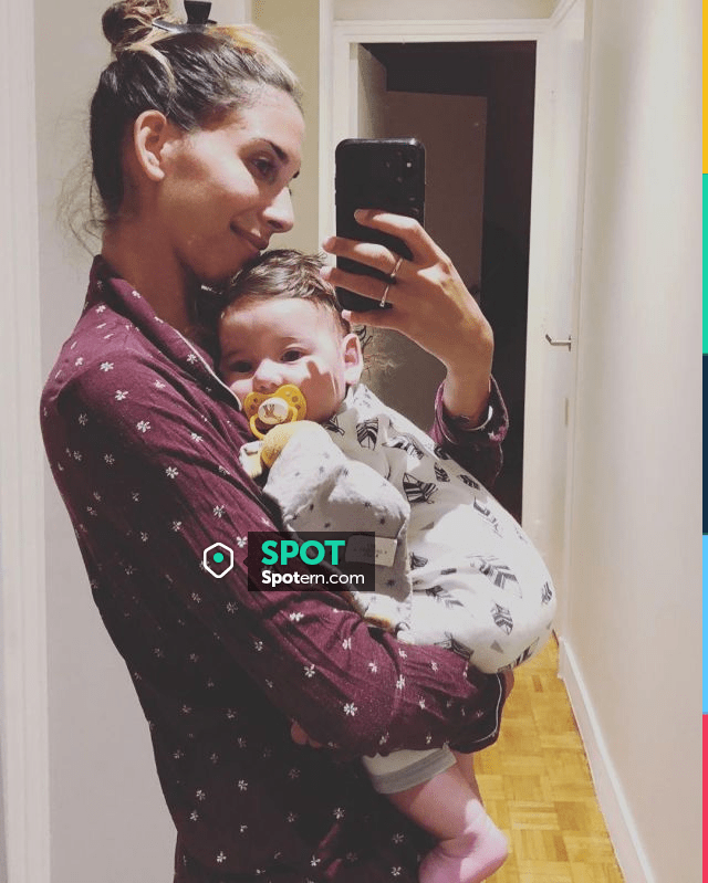 La chemise bordeaux de pyjama de Sonia Tlev sur son compte Instagram @soniatlev | Spotern