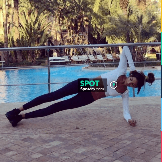 Le crop top blanc sport de Sonia Tlev sur son compte Instagram @soniatlevfitness | Spotern