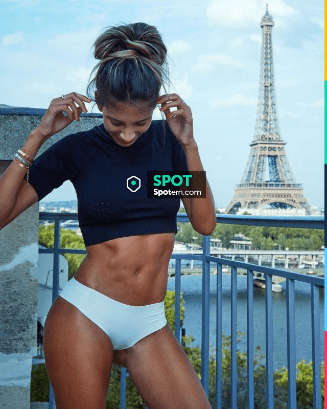 La crop top noir de sport à manches longues de Sonia Tlev sur son compte Instagram ...