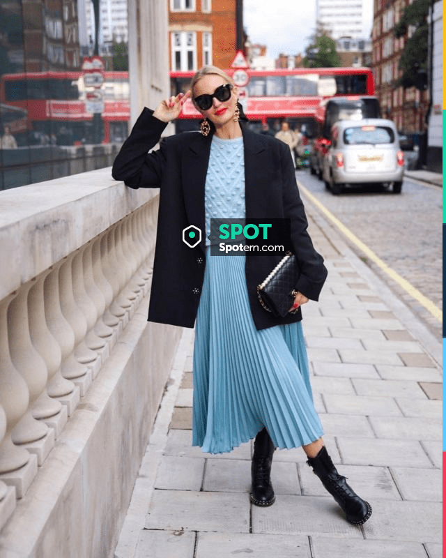 Blazer azul marino de Hannah Strafford-Taylor en la cuenta de Instagram ...