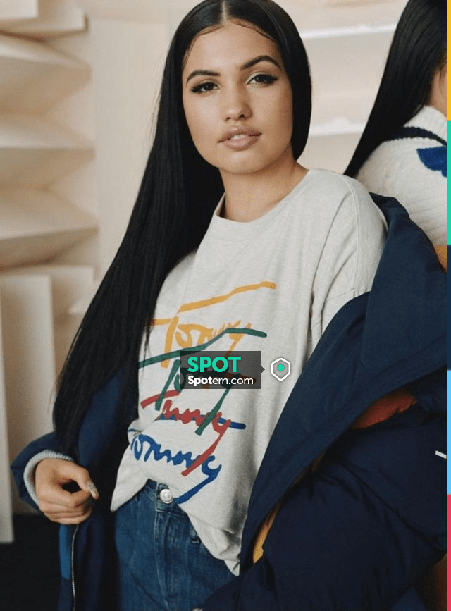 The t-shirt signature Line Tommy Jeans worn by Mabel on his account ...