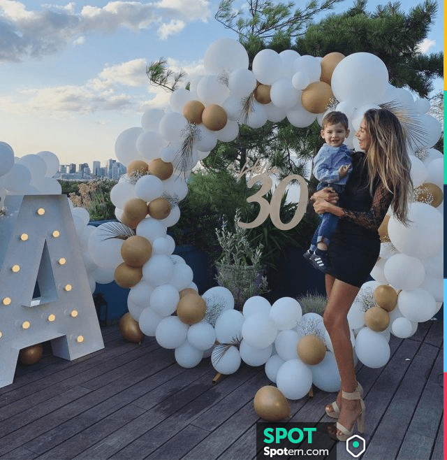 Les sandales à talons beige de Sonia Tlev sur son compte Instagram @soniatlevfitness | Spotern