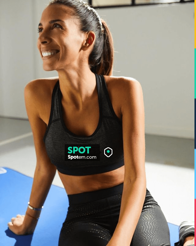 La brassière noire et doré Nike de Sonia Tlev sur son compte Instagram @soniatlevfitness | Spotern