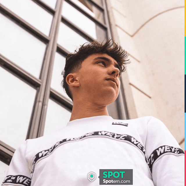 Le sweatshirt blanc avec bande porté par Inoxtag sur son compte ...