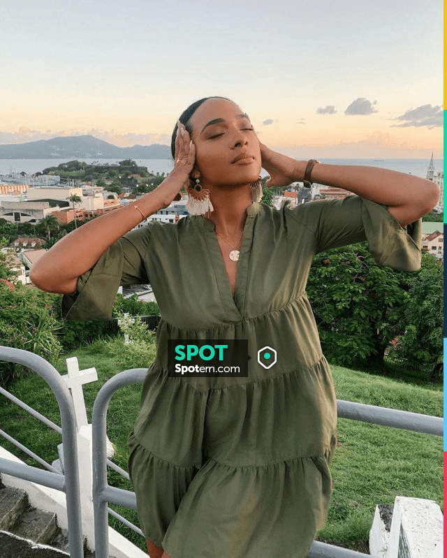 The dress blouse with ruffles worn by Axelle It on his account ...