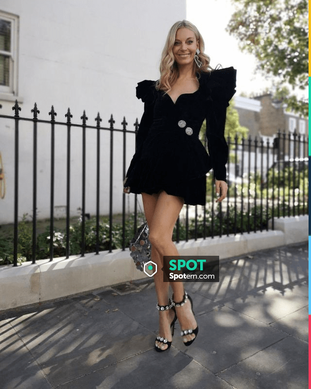 Paco Rabanne Shoul­der Bag of Laura Wills on the Instagram account ...