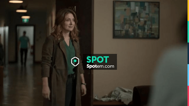 El cuello superior verde que lleva el detective Chesler (Sasha ...