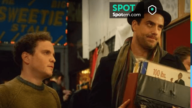 El sombrero negro de Luke (Daniel Ings) en Lovesick (S02E03) | Spotern