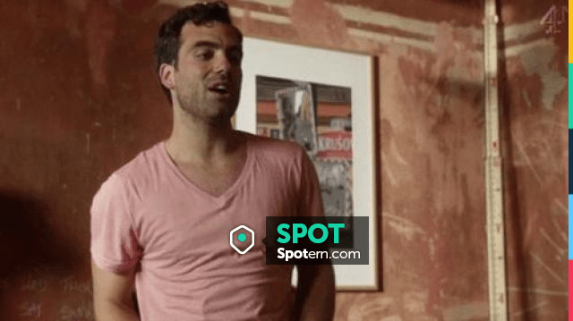 Camiseta de cuello en V de Luke (Daniel Ings) en Lovesick (S01) | Spotern
