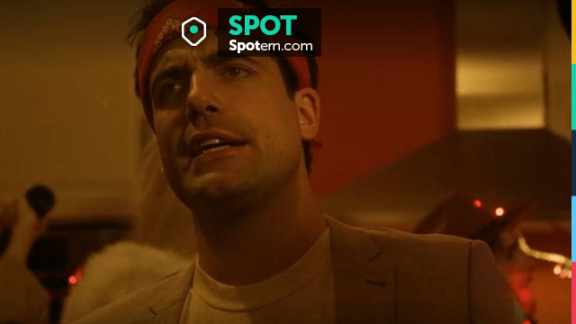 Le bandana rouge de Luke (Daniel Ings) dans Lovesick (S02E02) | Spotern