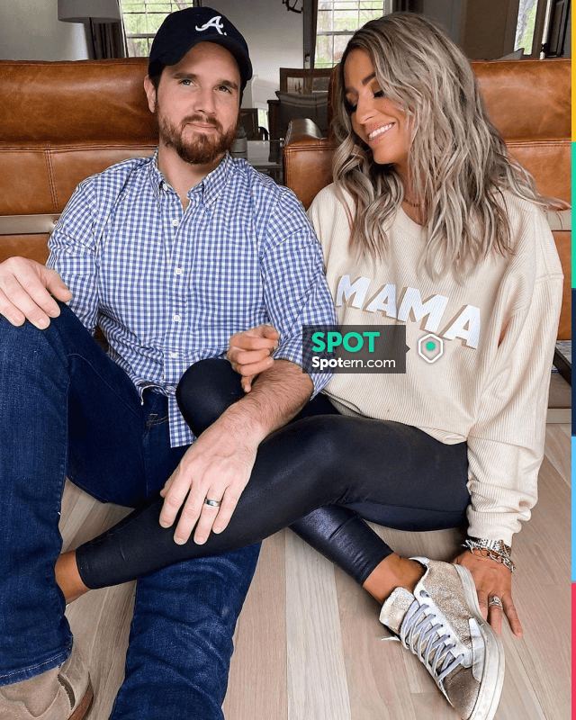 Sweat­shirt of Sarah Knuth on the Instagram account @sarahknuth | Spotern