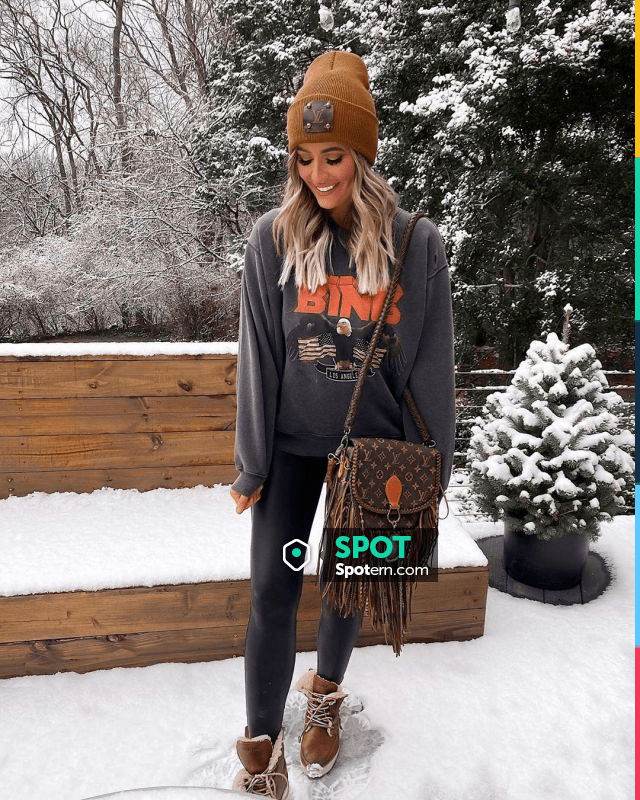 Faux Leather Leg­gings of Sarah Knuth on the Instagram account ...