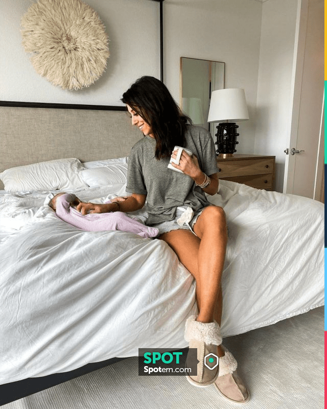 Gen­uine Shear­ling Scuff Slip­per of Dede Raad on the Instagram ...