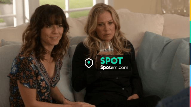 Black Blouse worn by Jen Harding (Christina Applegate) in Dead to Me ...
