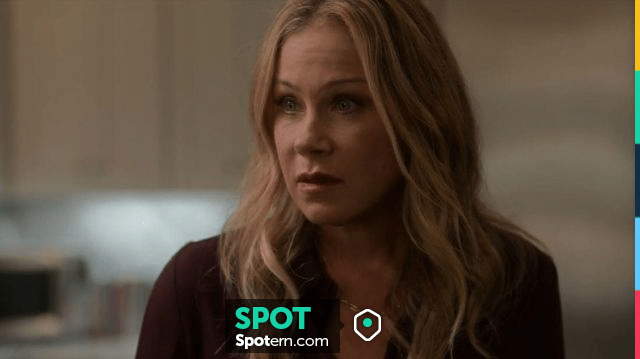 Chain Necklace worn by Jen Harding (Christina Applegate) in Dead to Me ...