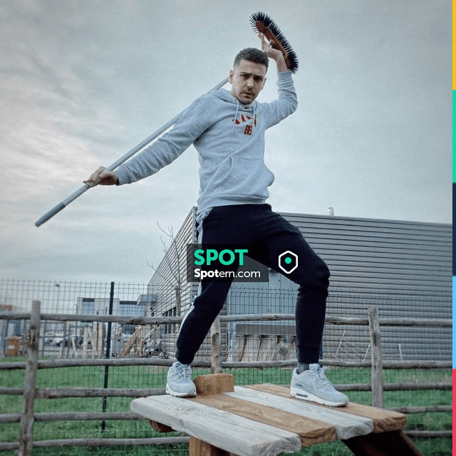 Le pantalon de jogging à bandes blanches porté par Joyca sur son compte ...