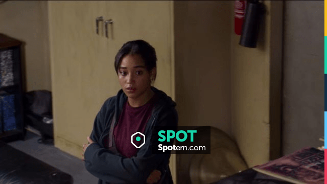 Le t-shirt bordeaux de Julie (Amandla Stenberg) dans The Eddy (S01E05 ...
