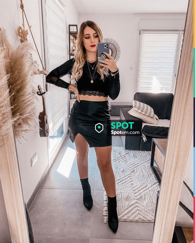 The black skirt in imitation leather worn by Laura R on his account ...
