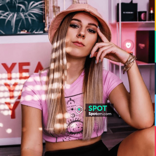 The t-shirt printed moon worn by Laura R on his account Instagram ...