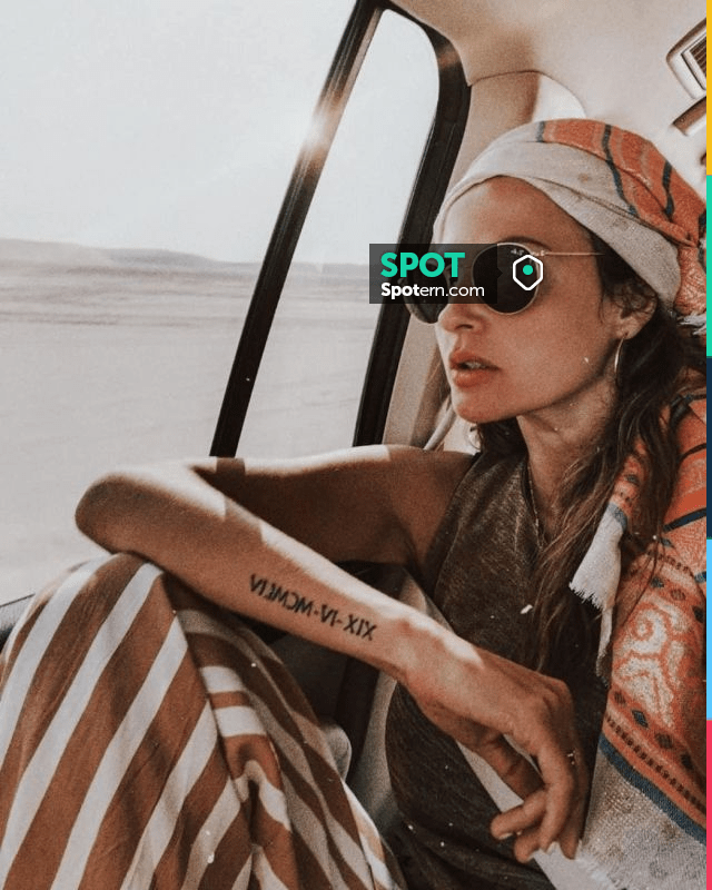 Sunglasses Ray-Ban round worn by Julia Flabat on his account Instagram ... Sunglasses Ray-Ban round worn by Julia Flabat on his account Instagram ...