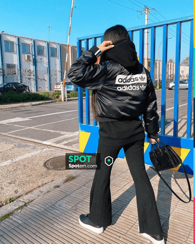 Le pantalon noir porté par Maile Akln sur son compte Instagram ...