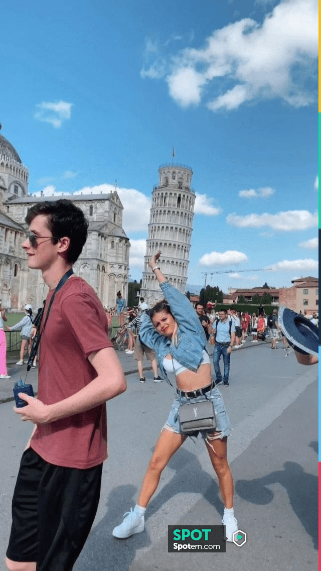 Los sneackers blancos de Romy en su cuenta de Instagram @romy | Spotern