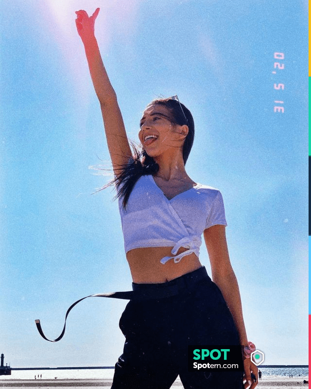 La querida rosa alrededor de la muñeca de Horia en su cuenta de ...