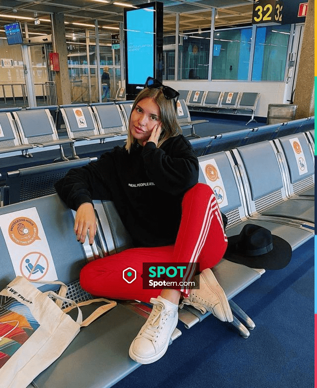 The Adidas jogging red worn by Just Zoe on his account Instagram ...