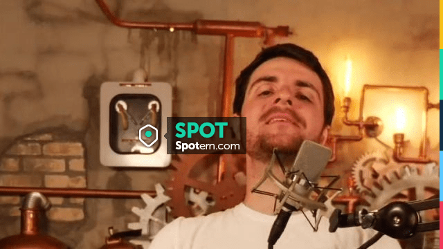 Le converteur temporel de Retour vers le Futur de Amixem dans sa vidéo ...