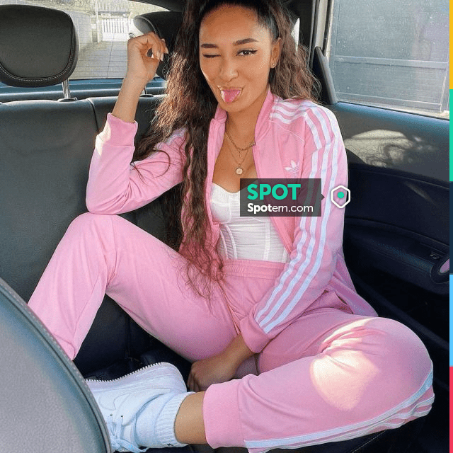 Le survêtement Adidas rose porté par Maile Akln sur son compte ...