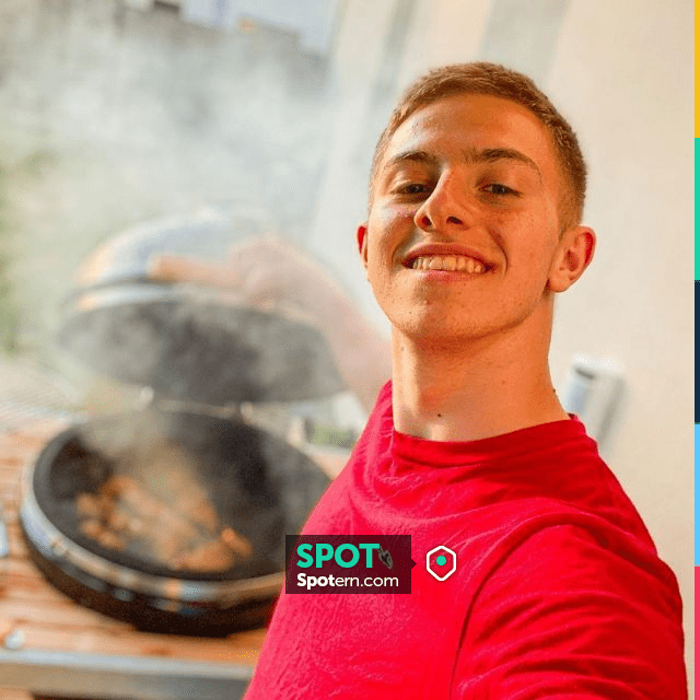 Le t-shirt rouge avec petit logo porté par Michou sur son compte ...