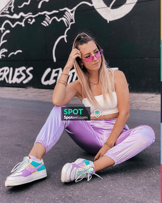 The crop top white worn by Laura R on his account Instagram @laura_r ...