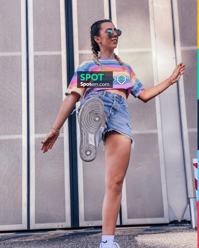 The crop top with coloured stripes worn by Laura R on his account ...