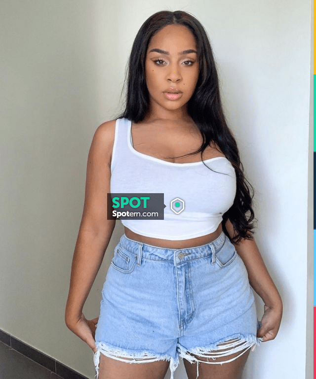 Le crop top blanc porté par Yanissa Xoxo sur son compte Instagram ...