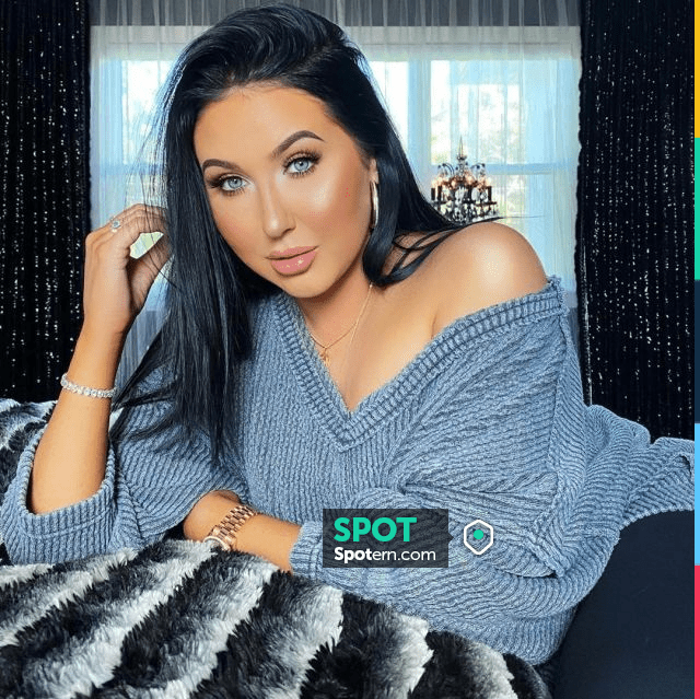 Le pullover col en v bleu par Free People porté par Jaclyn Hill sur son ...