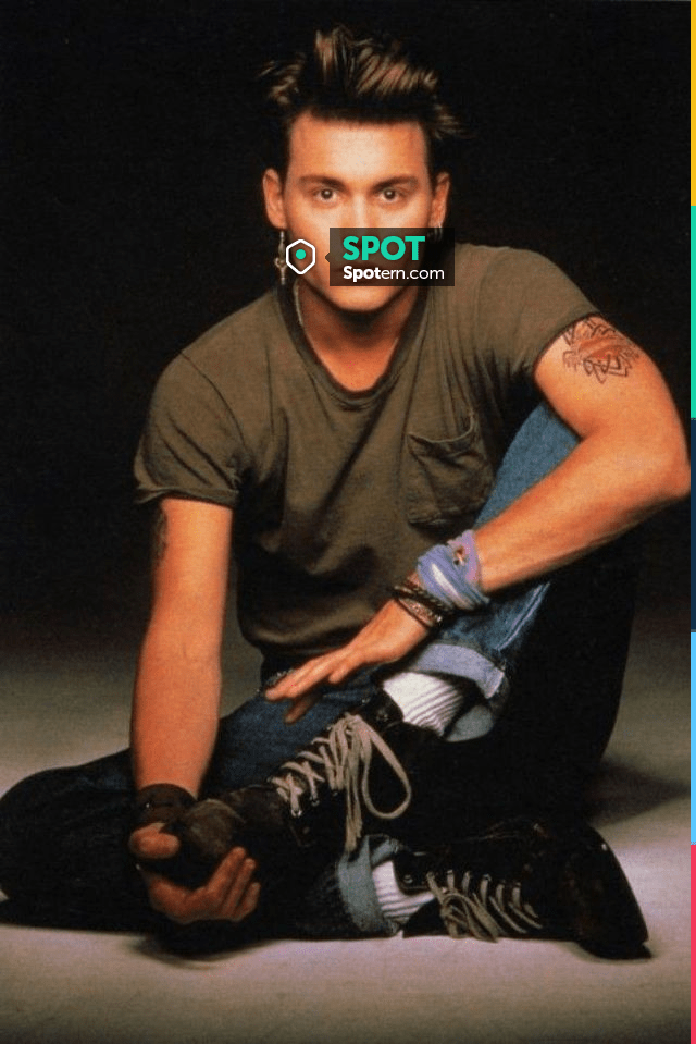 The loop earrings key worn by Johnny Depp in a photo of the 80's | Spotern