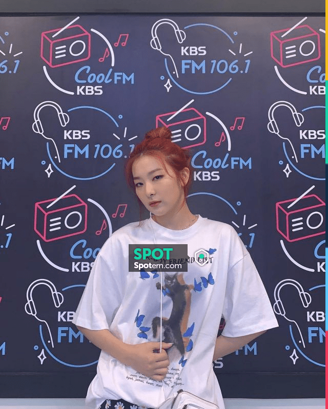 The t-shirt cat and butterflies worn by Seulgi on his account Instagram ...