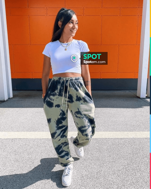 T-Shirt crop top white worn by Maile Akln account on the Instagram of ...