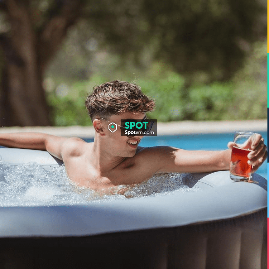 Les lunettes de soleil que porte Inoxtag sur son compte Instagram ...