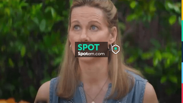 The earrings of Sarah (Laura Linney) in Falling | Spotern