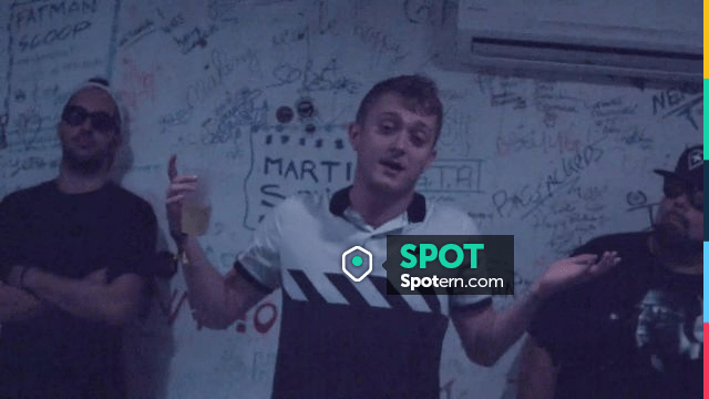 The Nike polo shirt worn by Vald in her video clip Trophy | Spotern